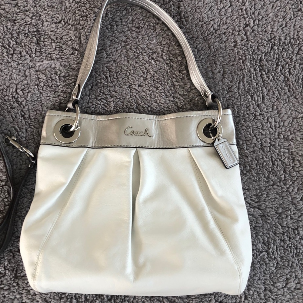 Coach Handbag. White And Silver Leather - Gem